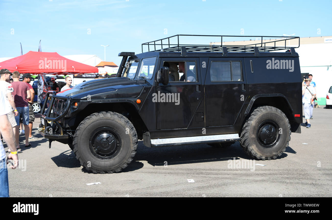 Land rover lifestyle hi-res stock photography and images - Alamy