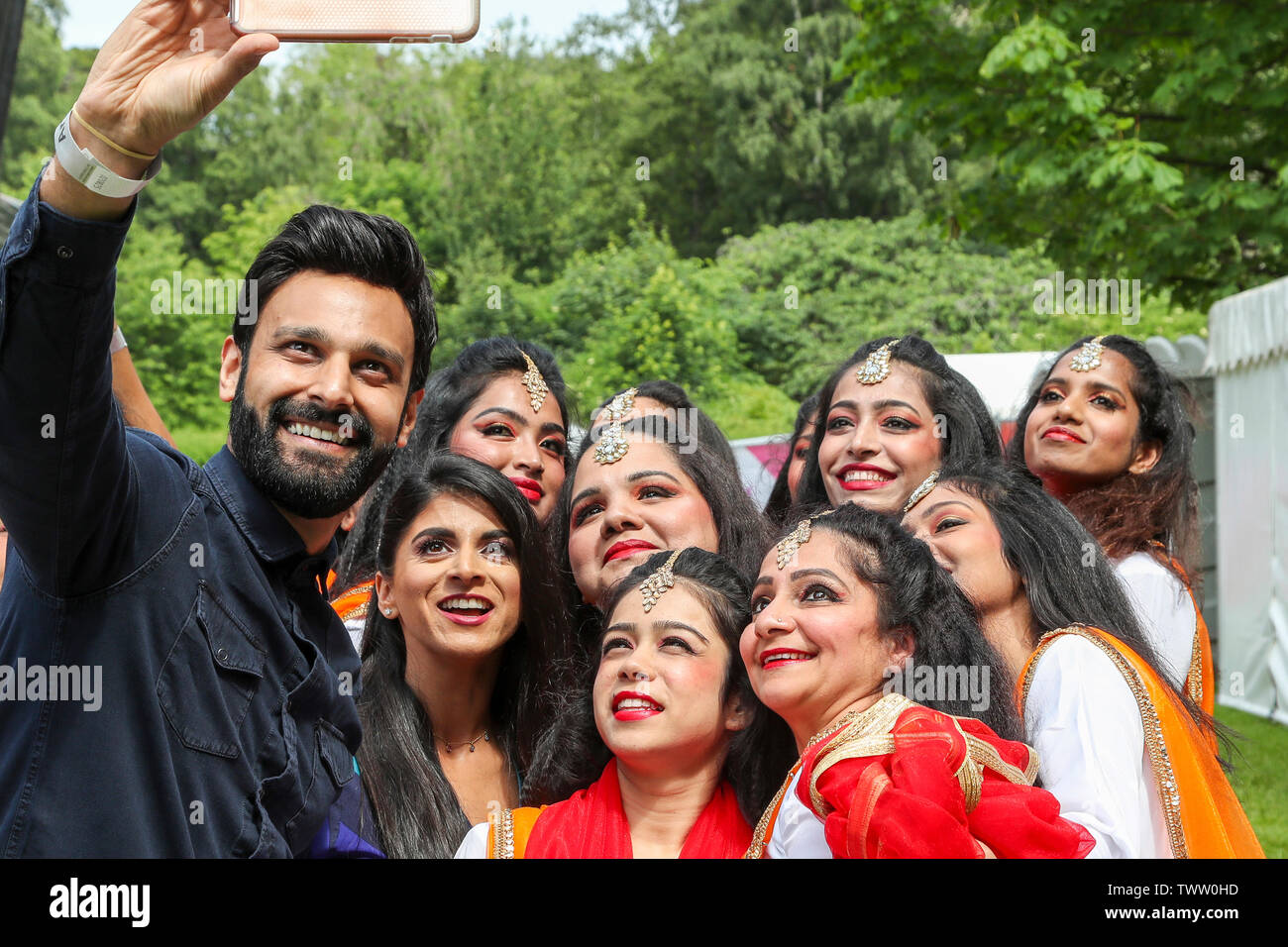 Multicultural groups hi-res stock photography and images - Alamy