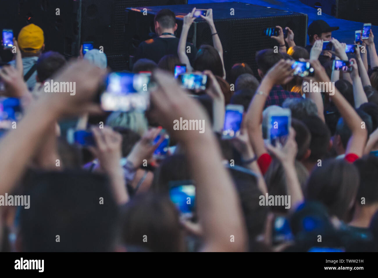 Crowd concert cell phones hi-res stock photography and images - Alamy