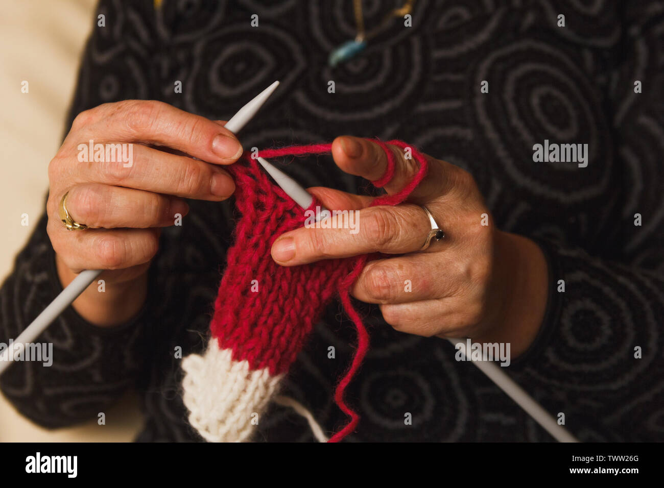 Knitting woman cozy hi-res stock photography and images - Alamy