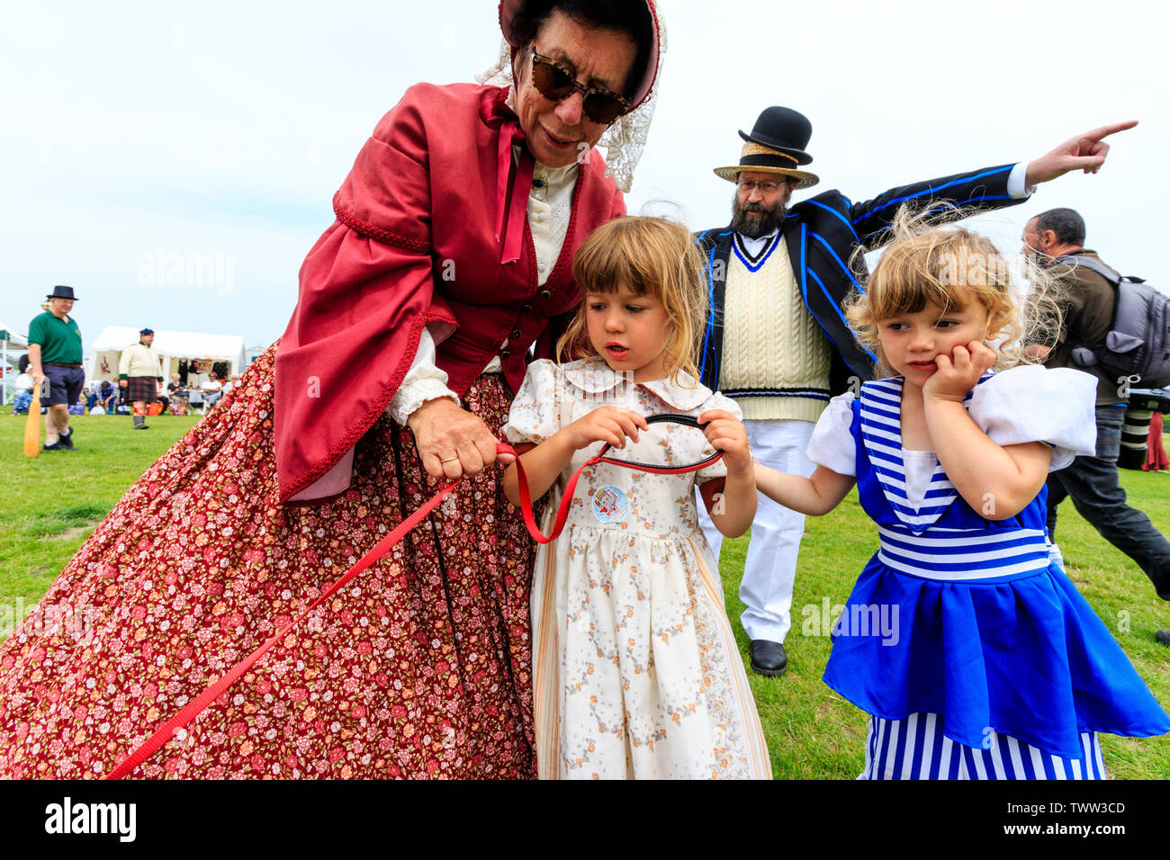 Victorian mother and children hi-res stock photography and images - Alamy