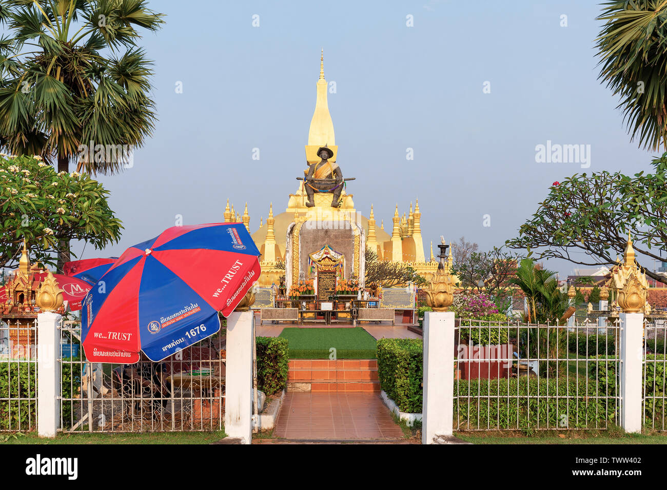 King setthathirath statue hi-res stock photography and images - Alamy