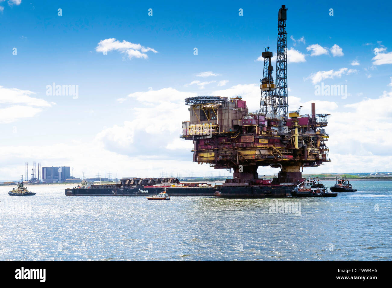 The topside of the Shell/Esso Brent Bravo platform arriving in the ...