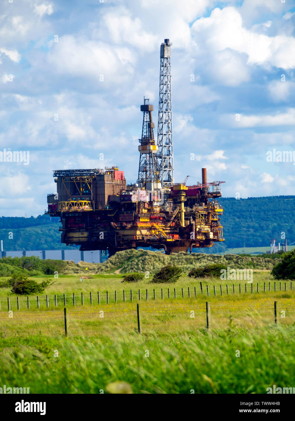 The topside of the Shell/Esso Brent Bravo platform being towed on the ...
