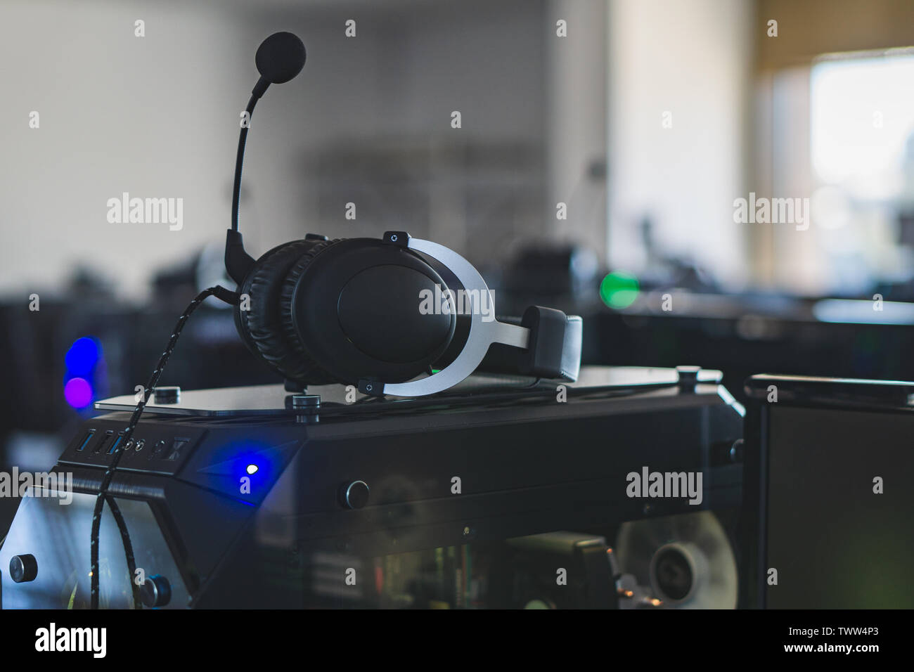 Computer headphone speaker hi-res stock photography and images - Alamy