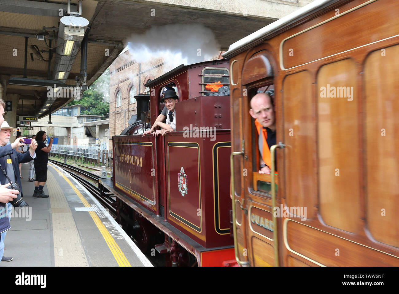 Metropolitan No.1 steam locomotive, Steam on the Underground District ...