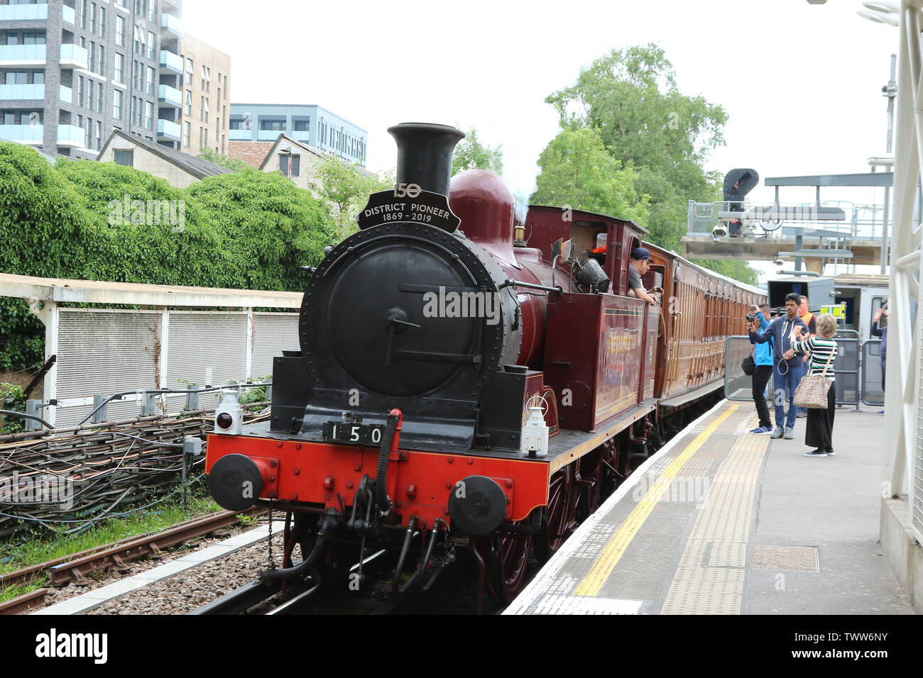 Metropolitan No.1 steam locomotive, Steam on the Underground District ...