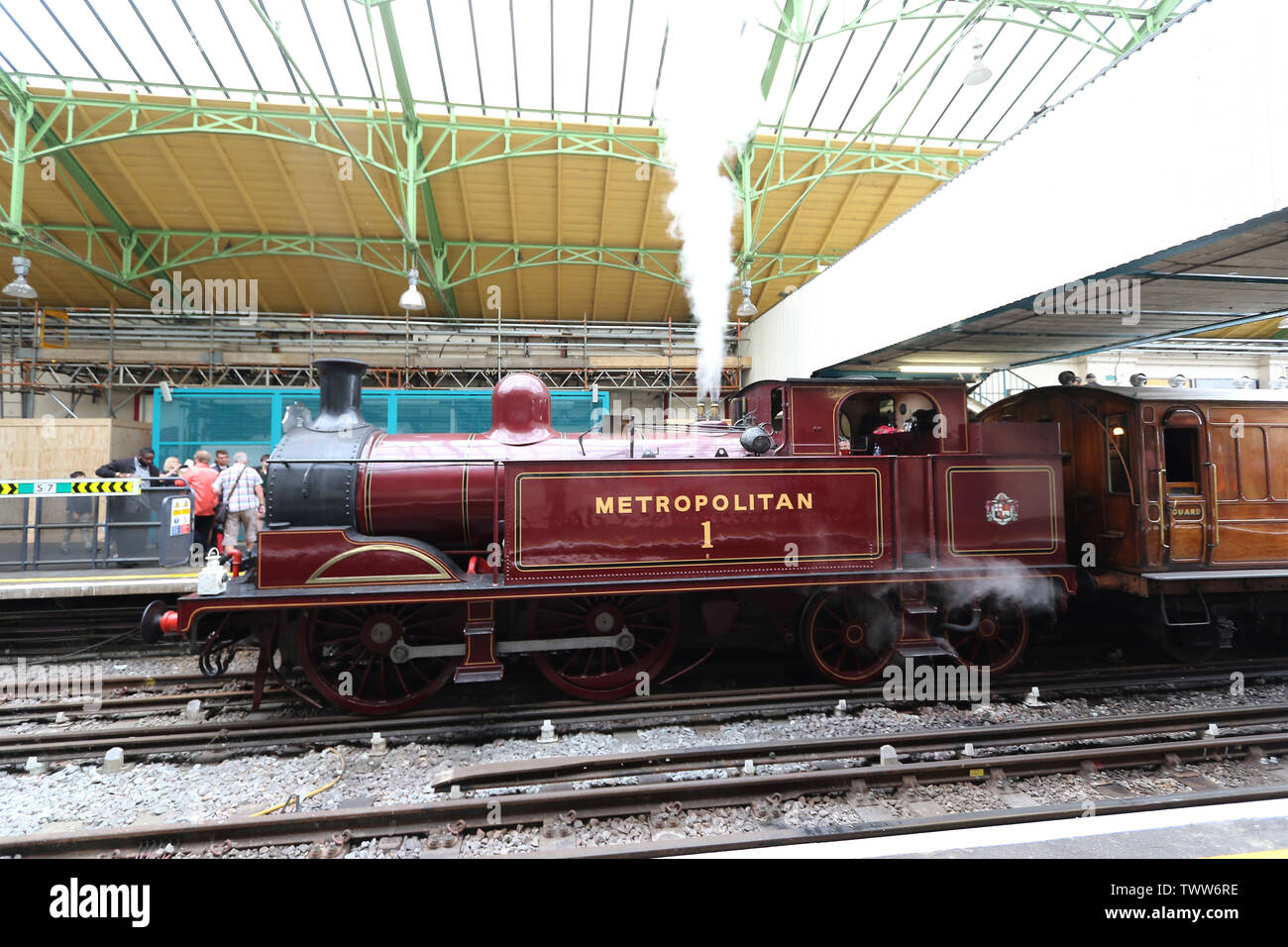 Metropolitan No.1 steam locomotive, Steam on the Underground District ...