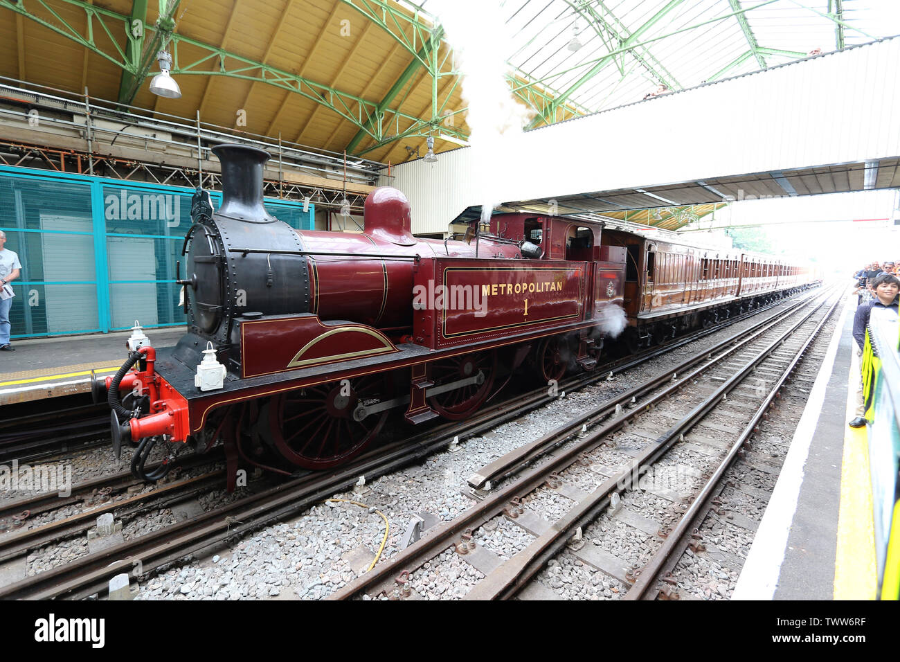Metropolitan No.1 steam locomotive, Steam on the Underground District ...