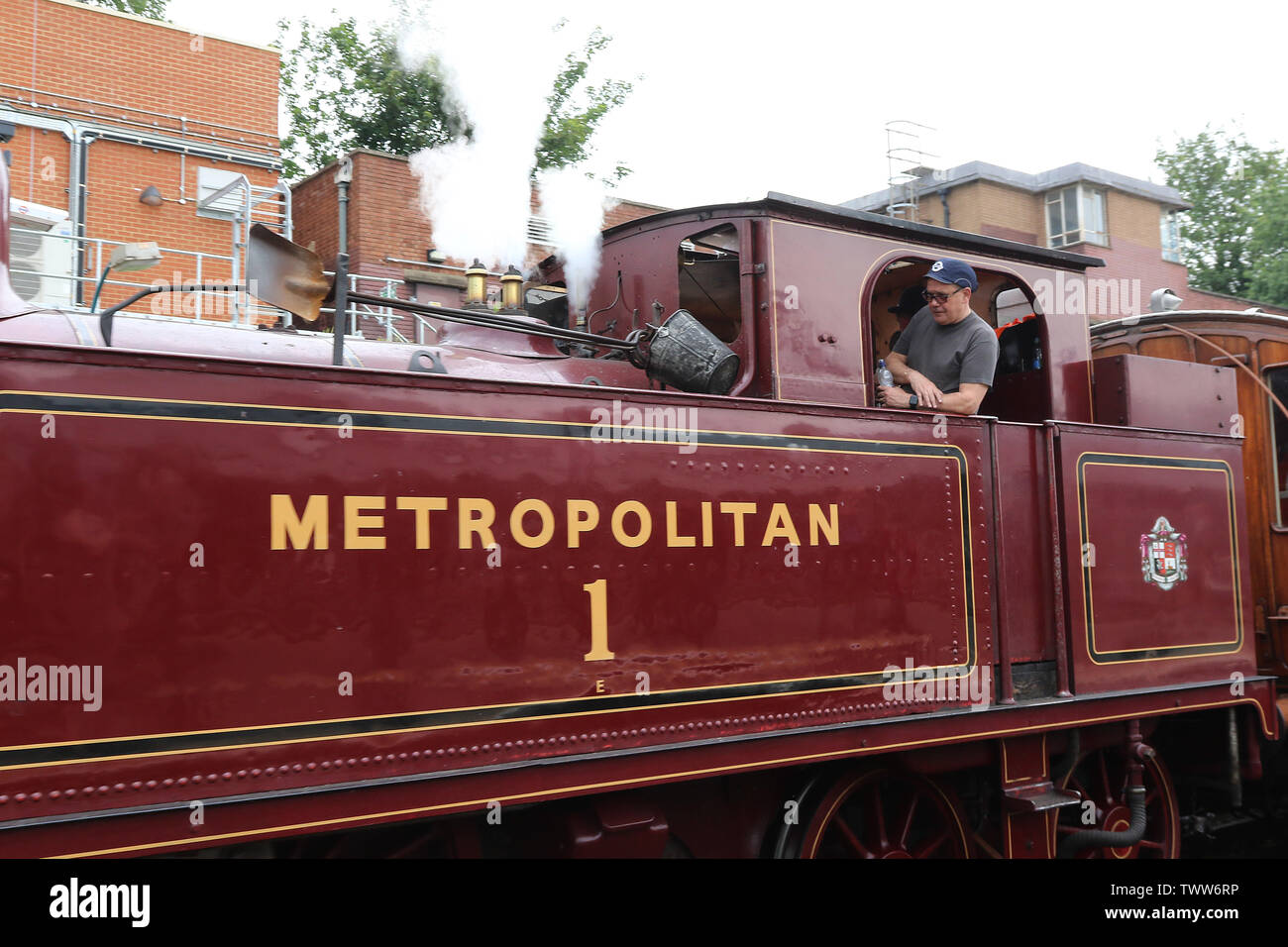 Metropolitan No.1 steam locomotive, Steam on the Underground District ...