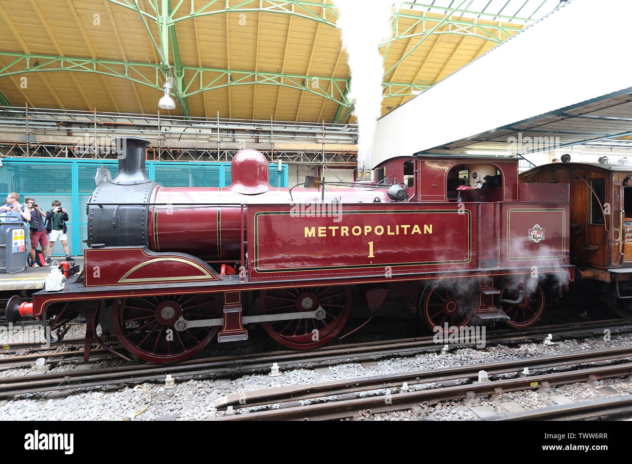 Metropolitan No.1 steam locomotive, Steam on the Underground District ...