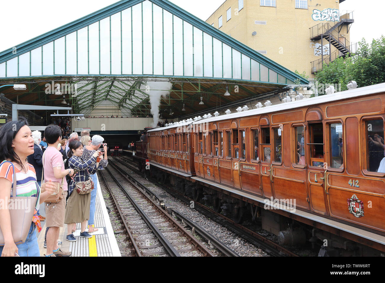 Metropolitan No.1 steam locomotive, Steam on the Underground District ...