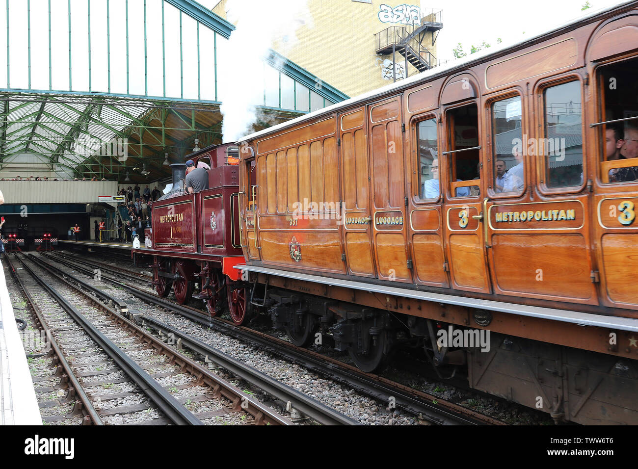 Metropolitan No.1 steam locomotive, Steam on the Underground District ...