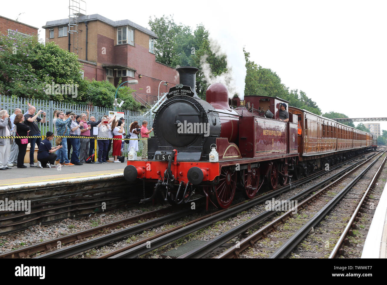 Metropolitan No.1 steam locomotive, Steam on the Underground District ...