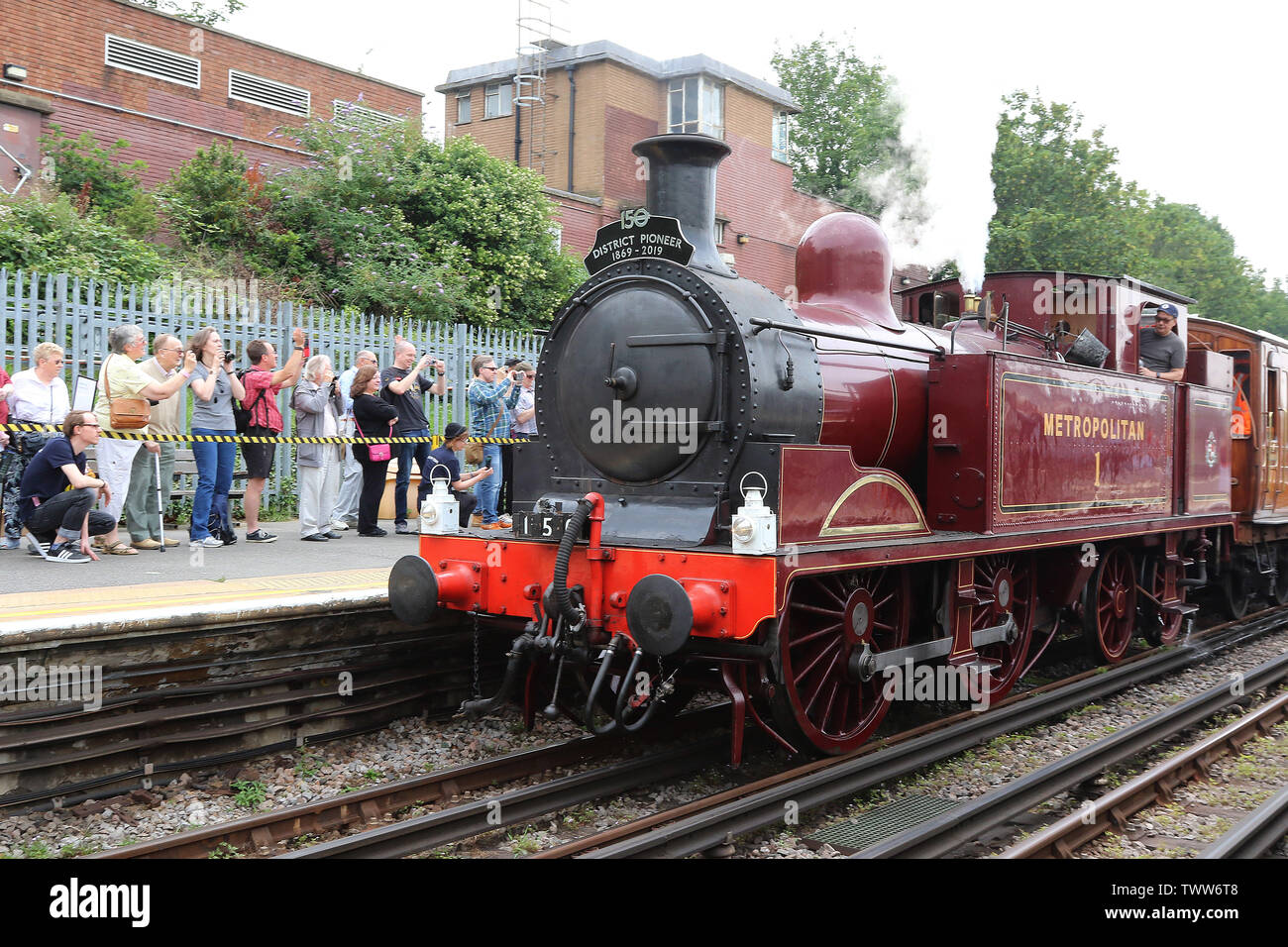 Metropolitan No.1 steam locomotive, Steam on the Underground District ...