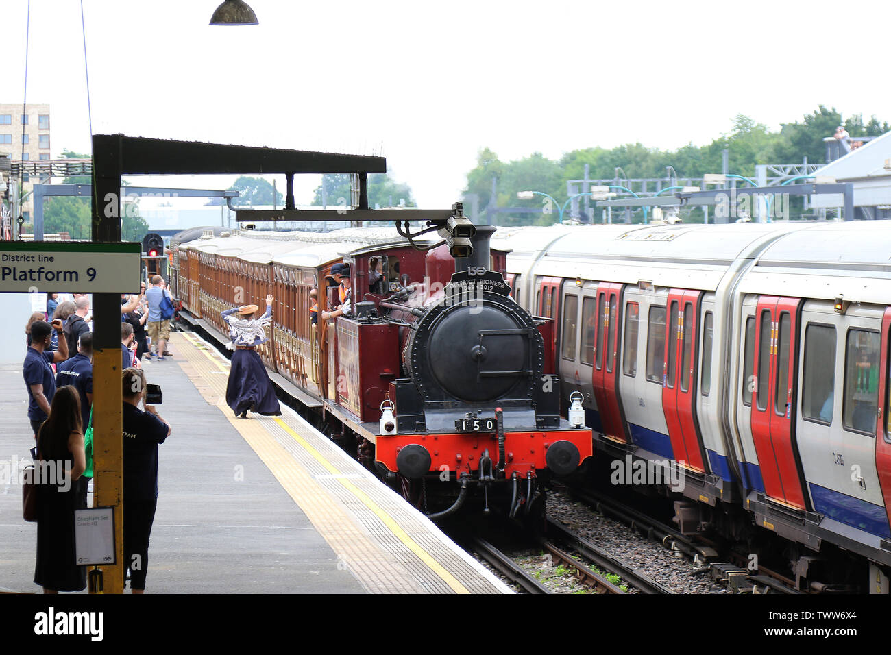 Metropolitan No.1 steam locomotive, Steam on the Underground District ...
