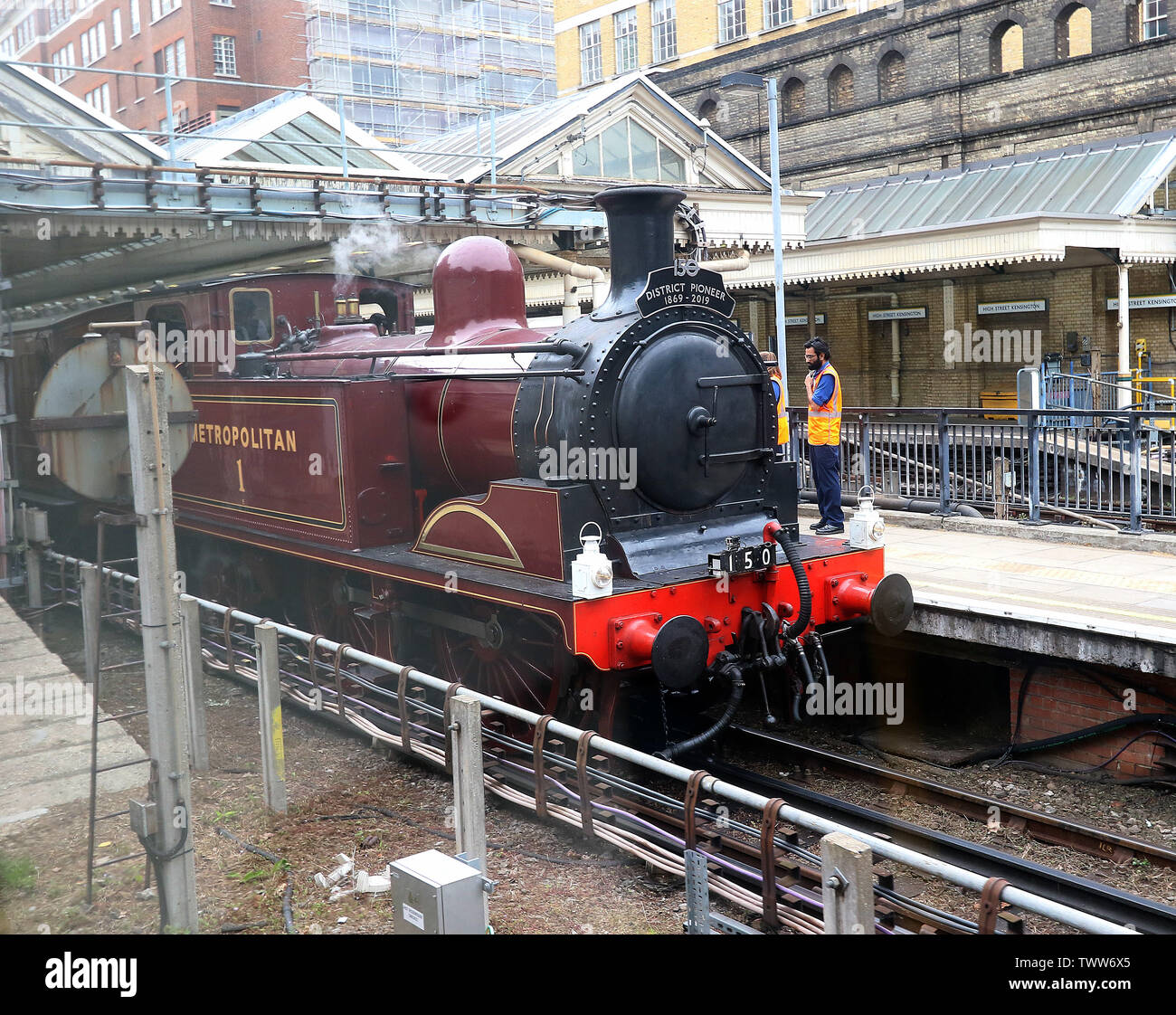 Metropolitan No.1 steam locomotive, Steam on the Underground District ...