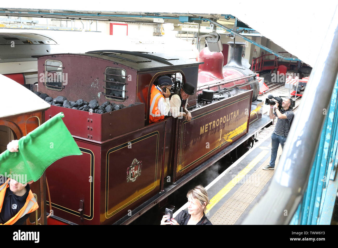 Metropolitan No.1 steam locomotive, Steam on the Underground District ...