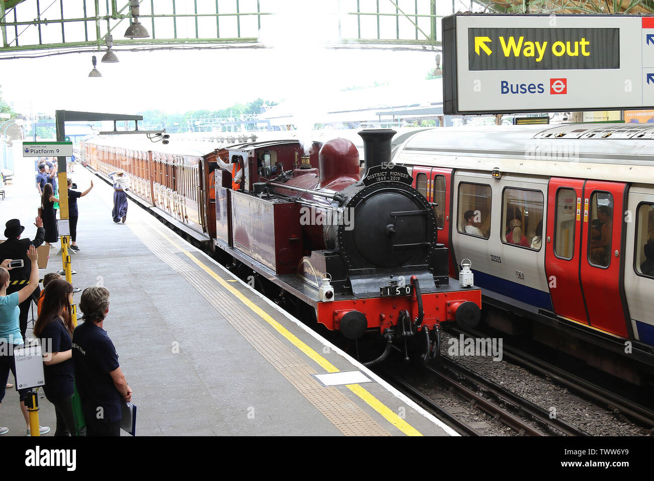 Metropolitan No.1 steam locomotive, Steam on the Underground District ...