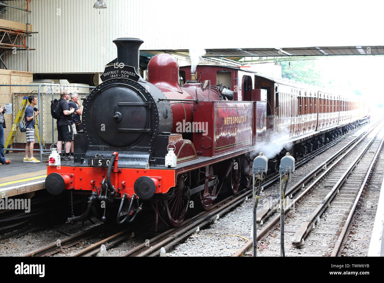 Metropolitan No.1 steam locomotive, Steam on the Underground District ...