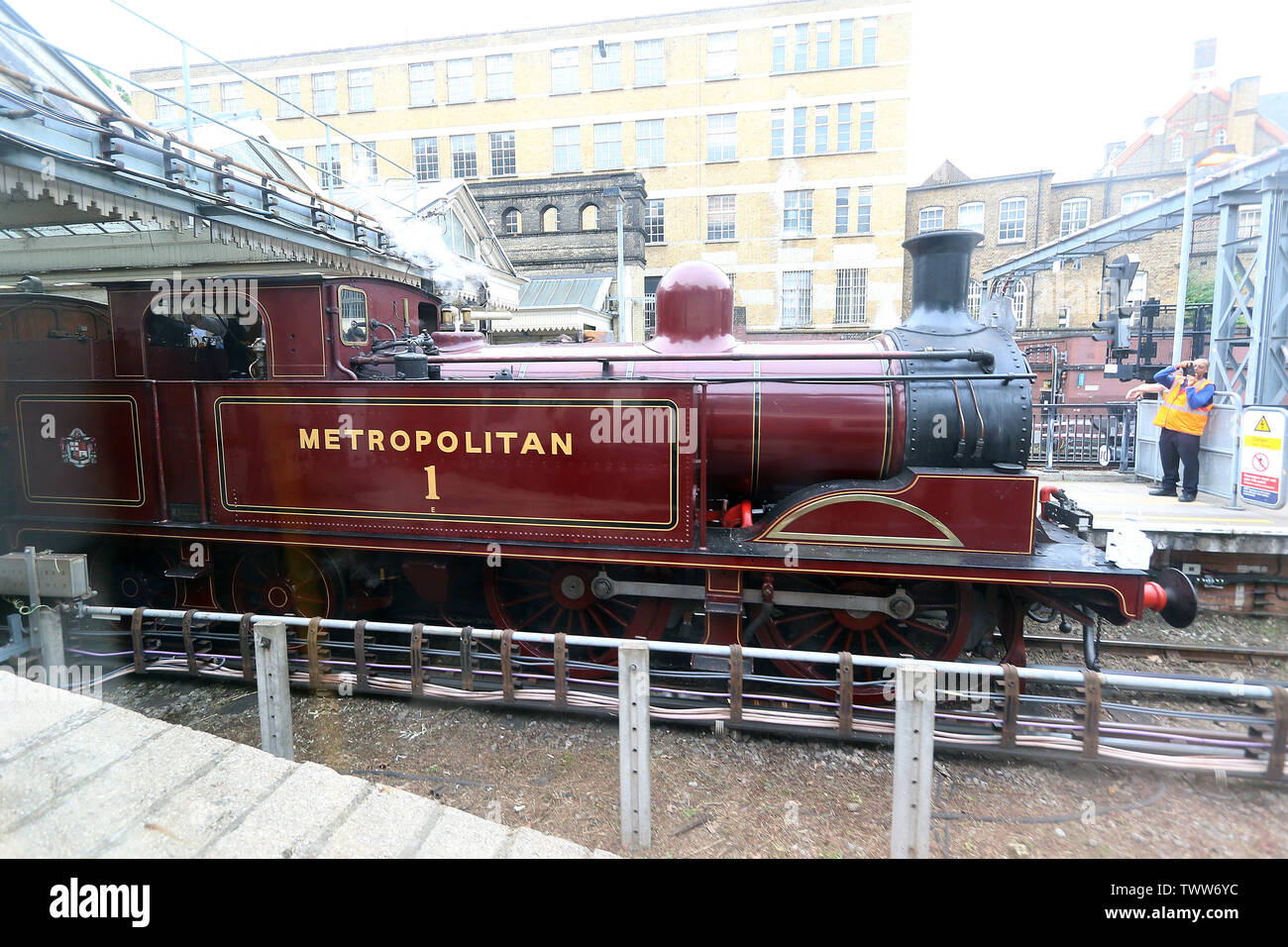 Metropolitan No.1 steam locomotive, Steam on the Underground District ...