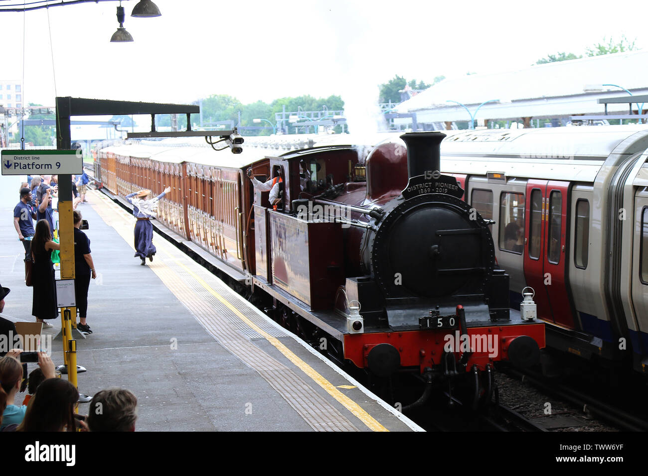Metropolitan No.1 steam locomotive, Steam on the Underground District ...