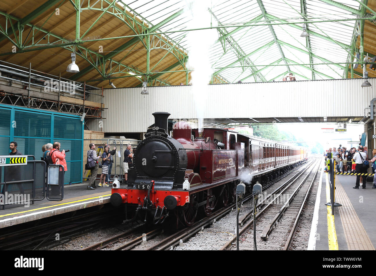 Metropolitan No.1 steam locomotive, Steam on the Underground District ...