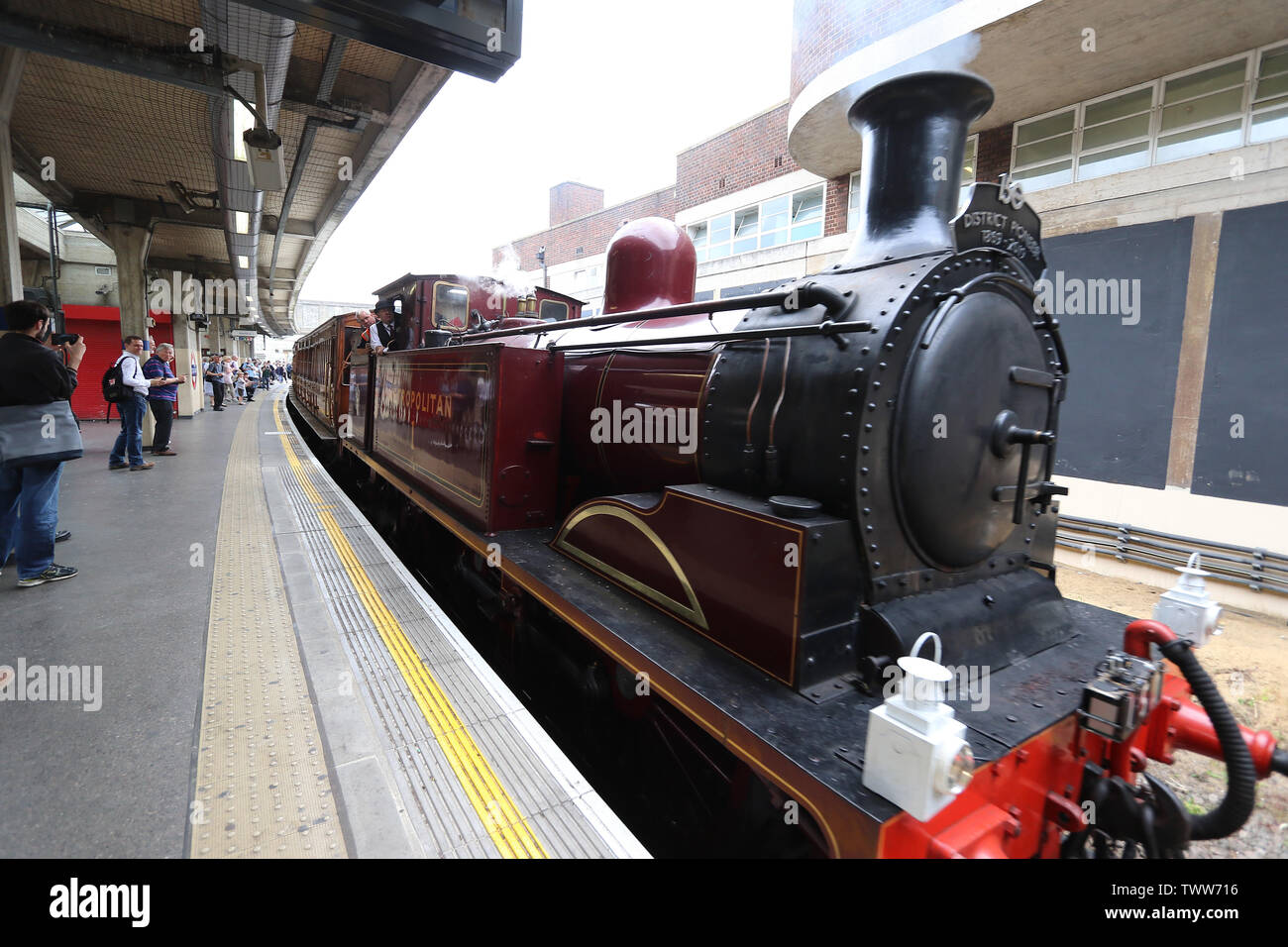 Metropolitan No.1 steam locomotive, Steam on the Underground District ...