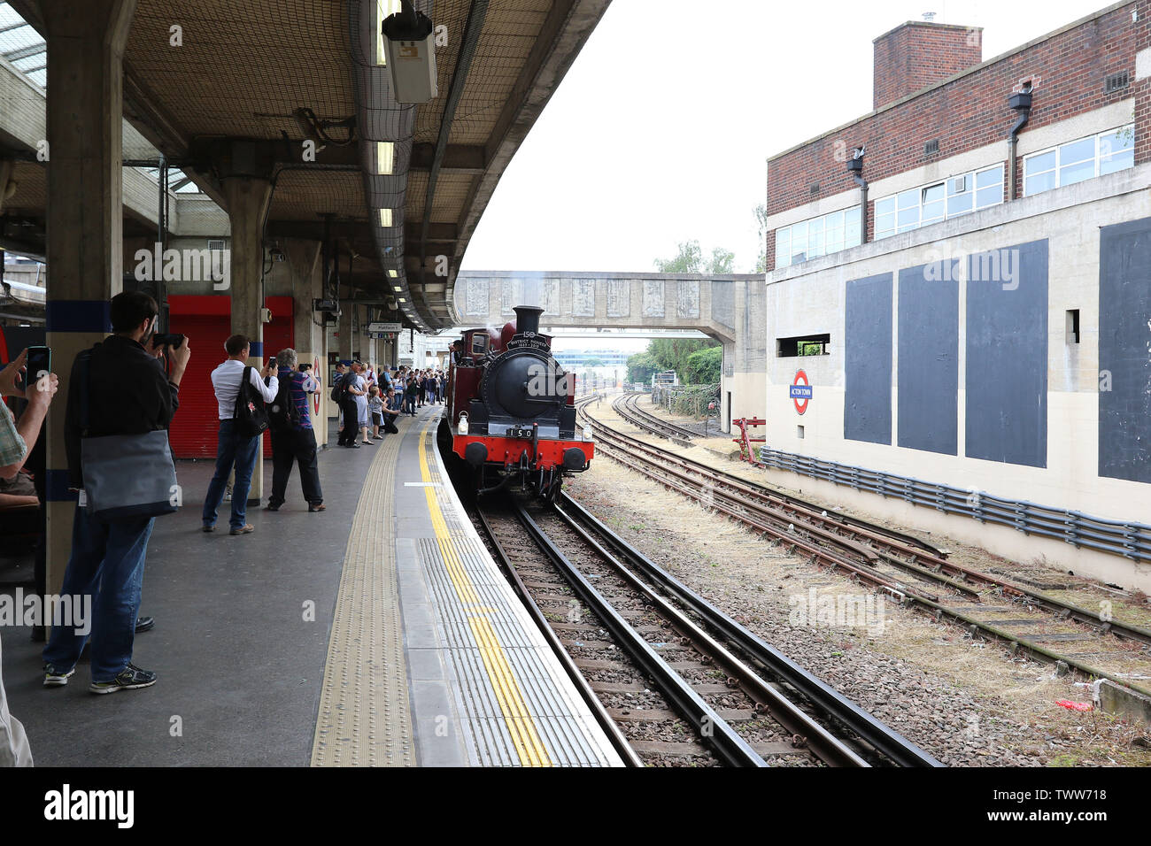 Metropolitan No.1 steam locomotive, Steam on the Underground District ...