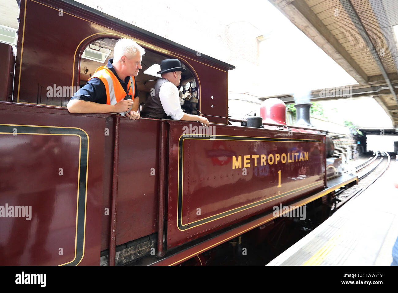 Metropolitan No.1 steam locomotive, Steam on the Underground District ...