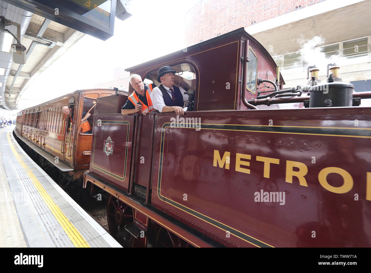 Metropolitan No.1 steam locomotive, Steam on the Underground District ...