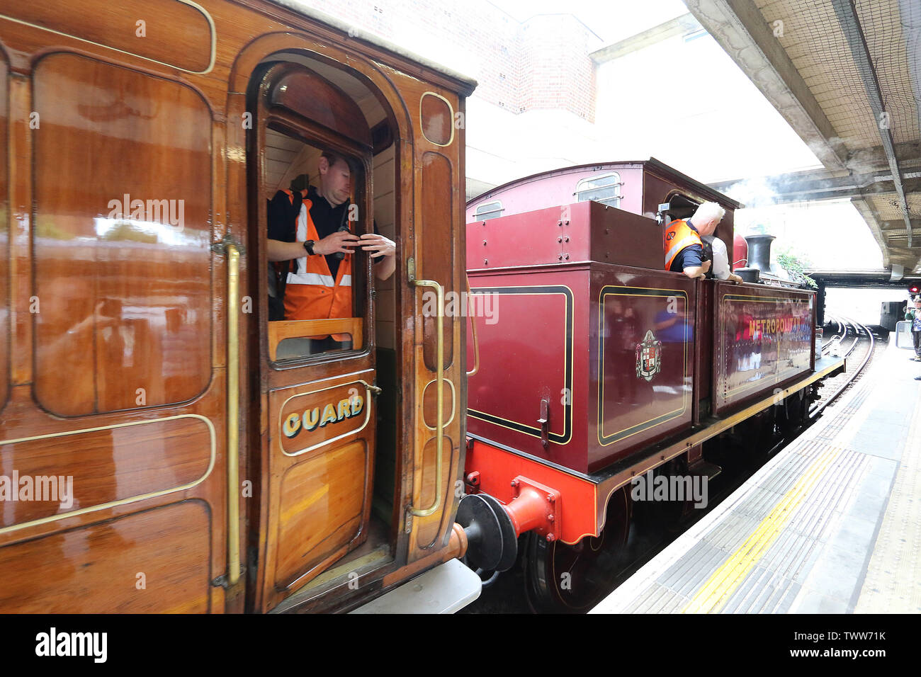 Metropolitan No.1 steam locomotive, Steam on the Underground District ...