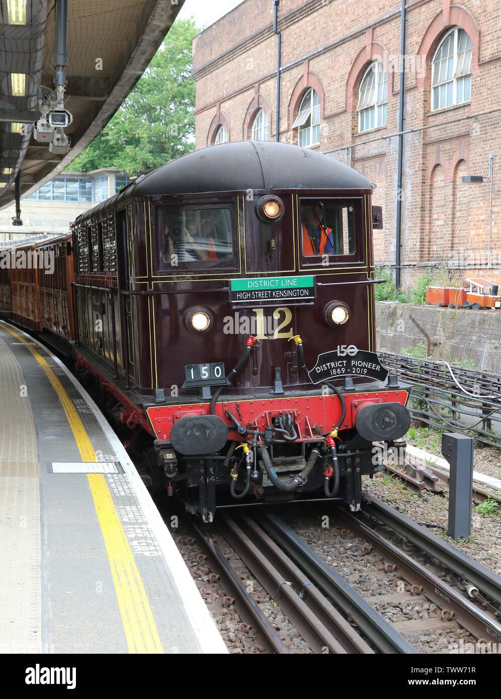 Sarah Siddons electric locomotive, Steam on the Underground District ...