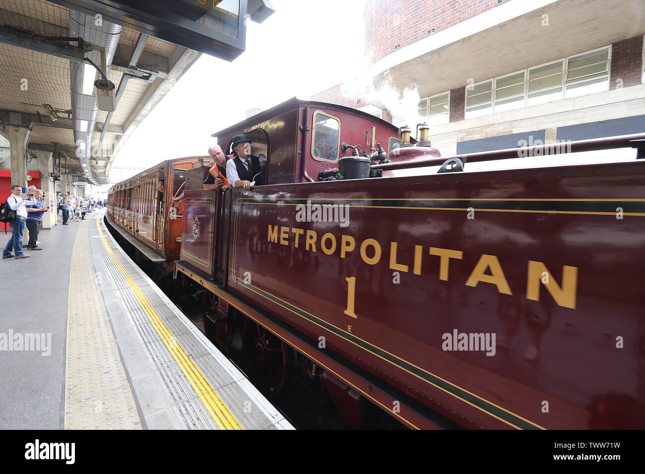 Metropolitan No.1 steam locomotive, Steam on the Underground District ...