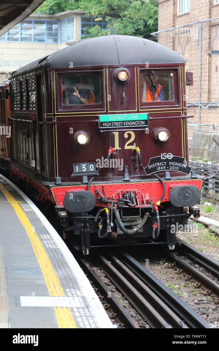 Sarah Siddons electric locomotive, Steam on the Underground District ...