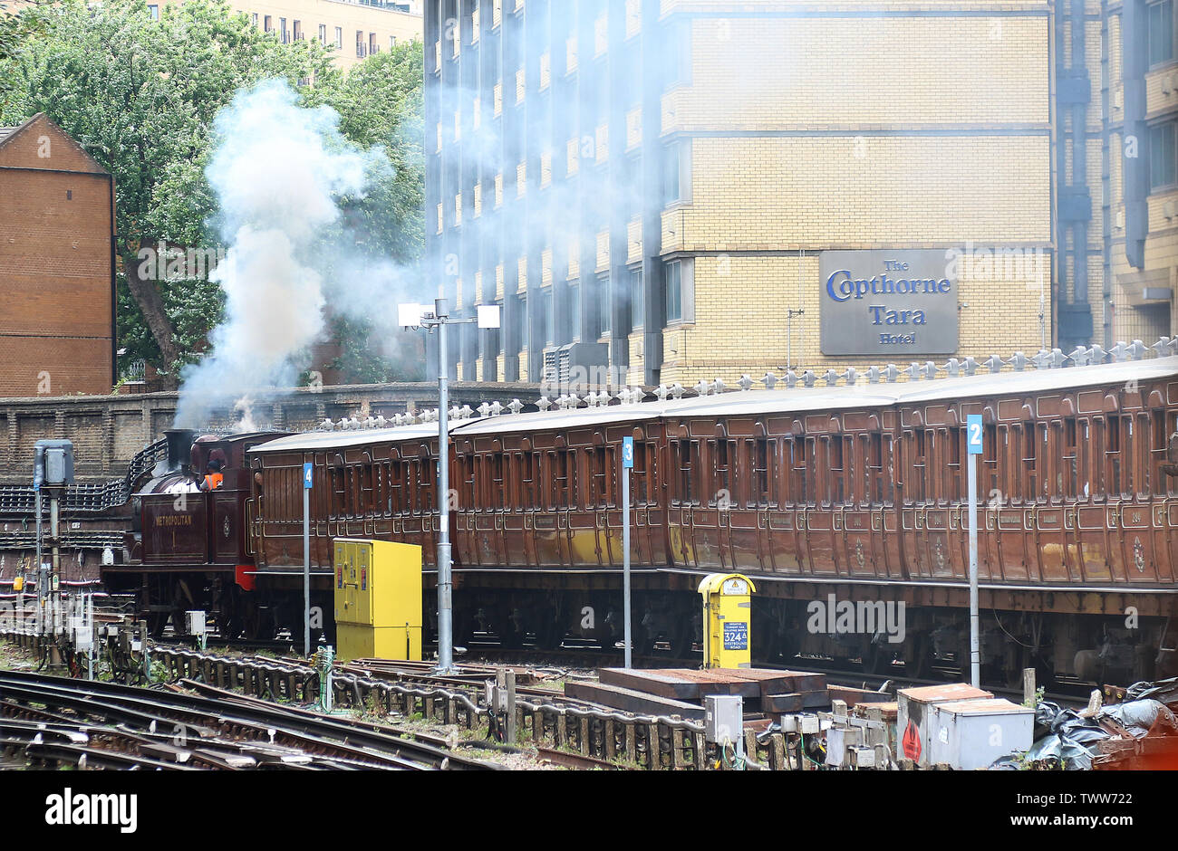 Metropolitan No.1 steam locomotive, Steam on the Underground District ...