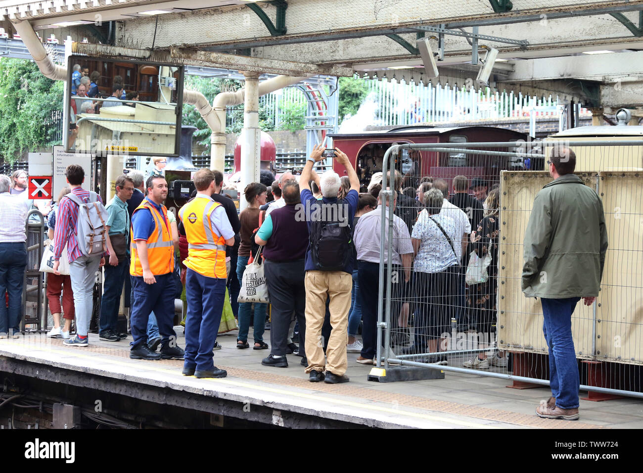 Metropolitan No.1 steam locomotive, Steam on the Underground District ...