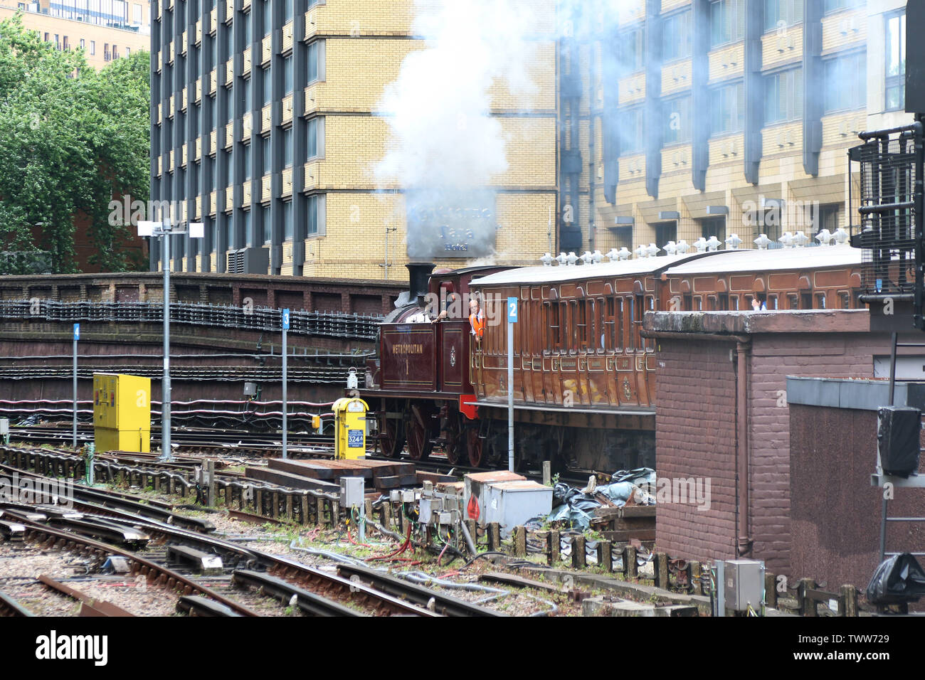 Metropolitan No.1 steam locomotive, Steam on the Underground District ...