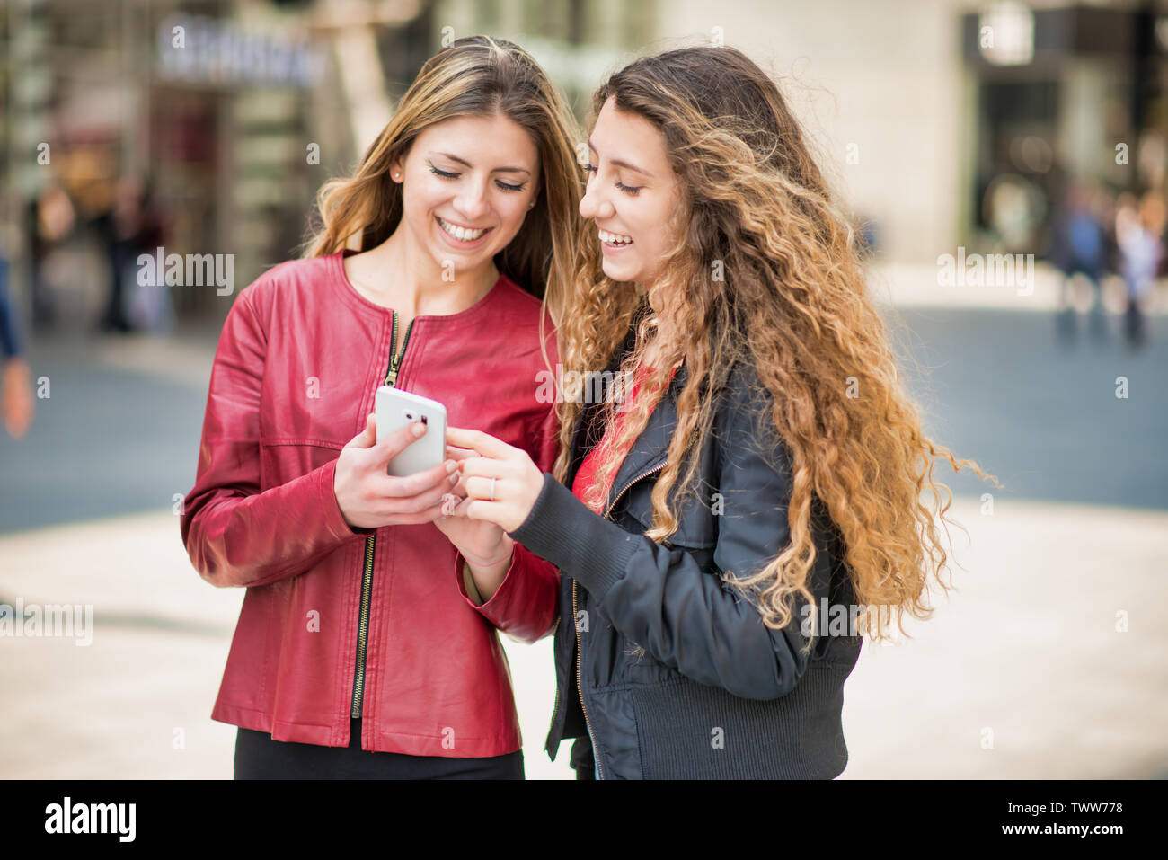 Women friends using a camera Stock Photo - Alamy