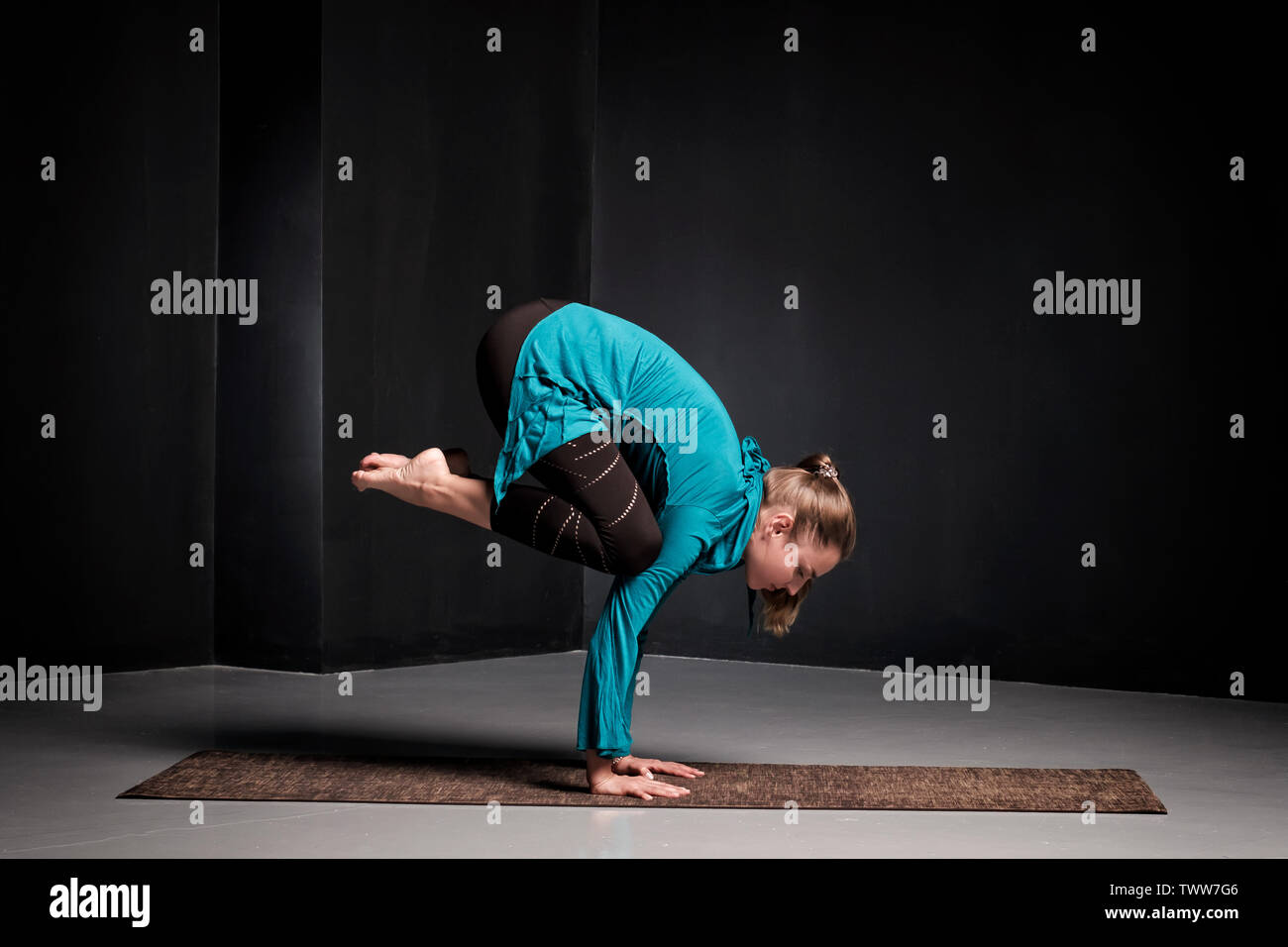 Class crane hi-res stock photography and images - Alamy