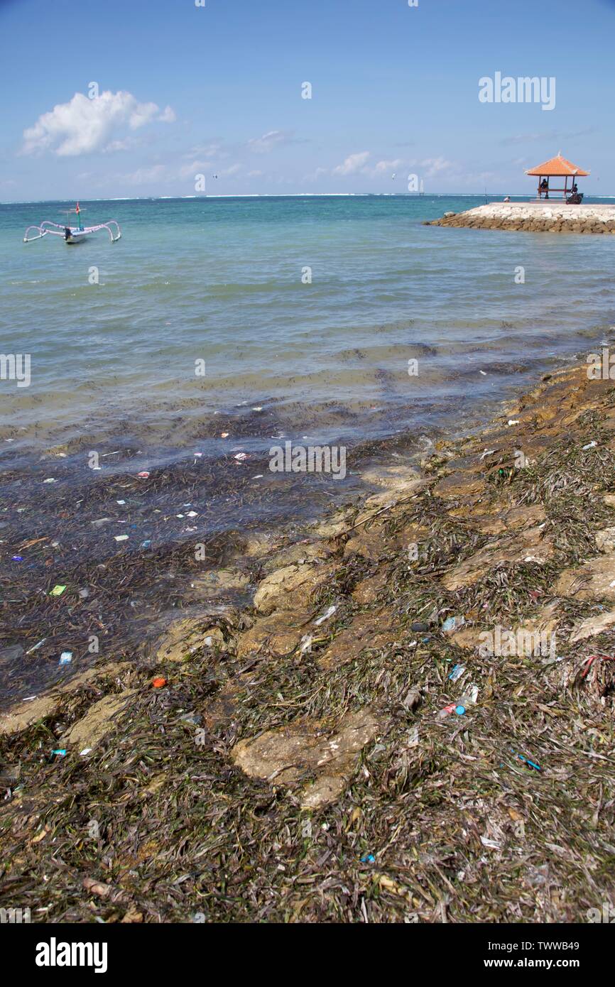plastic waste washed up on the beach Stock Photo - Alamy