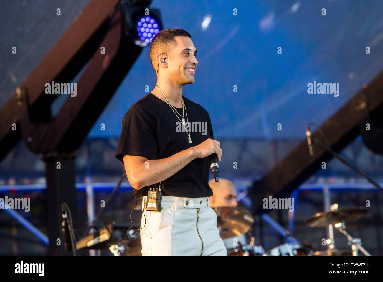 Mahmood in concert at Party Like a Deejay - Radio Deejay party at Mind ...