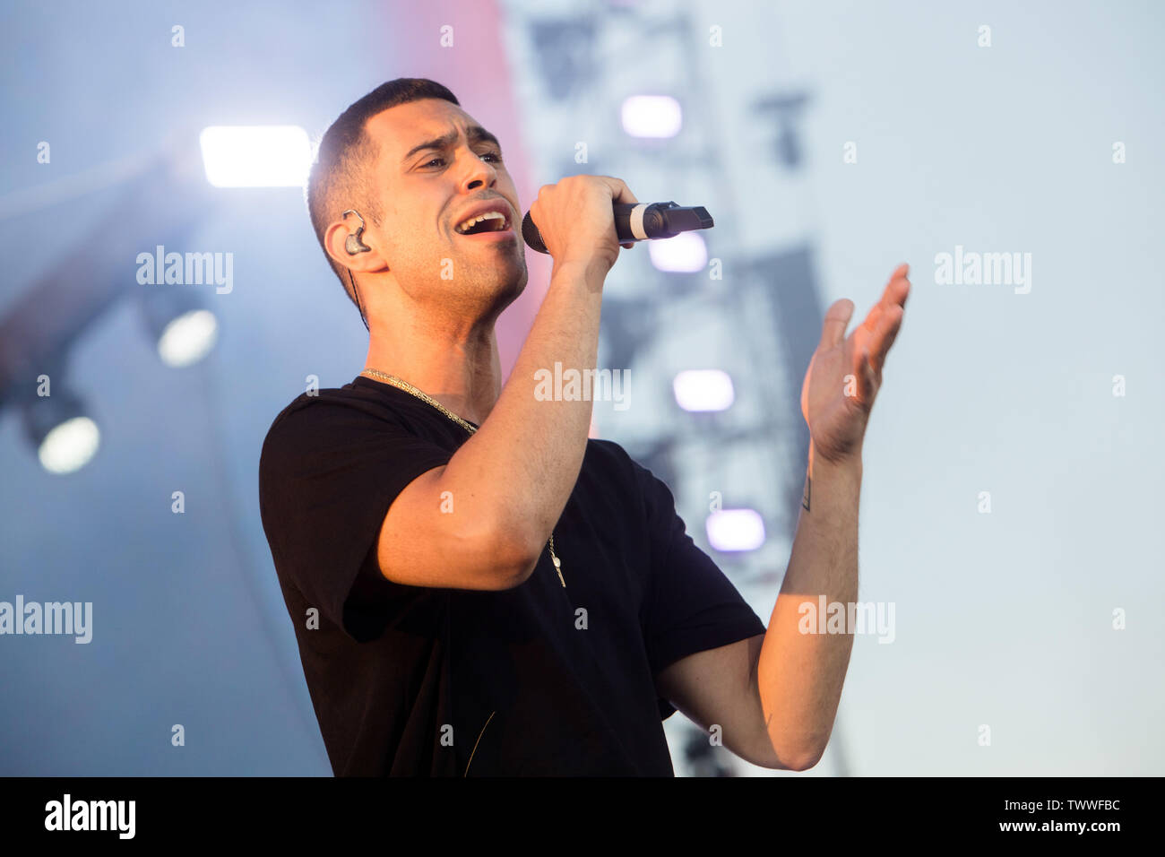 Mahmood in concert at Party Like a Deejay - Radio Deejay party at Mind ...