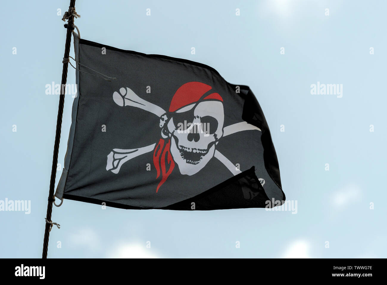 Jolly Roger skull and crossbones black pirate flag Stock Photo - Alamy