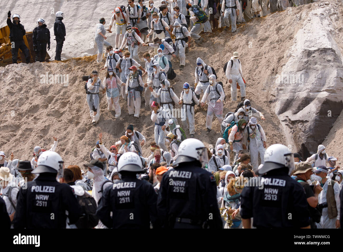 Hochneukirch, Deutschland. 22nd June, 2019. Participants of the Bundnis ...