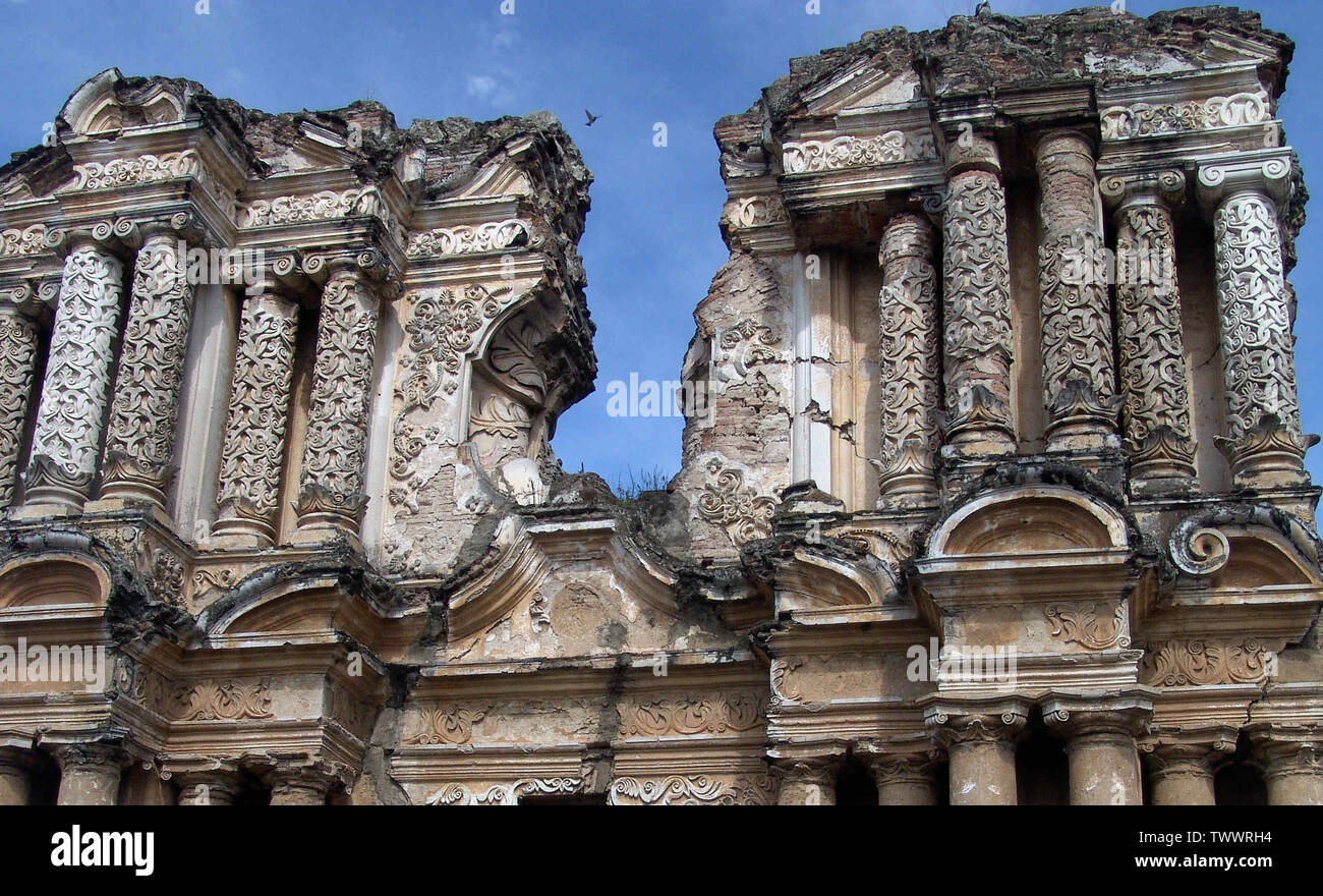False columns hi-res stock photography and images - Alamy