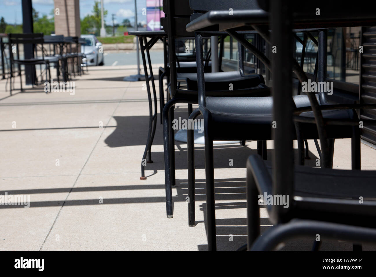Restaurant patio dining tables hi-res stock photography and images - Alamy