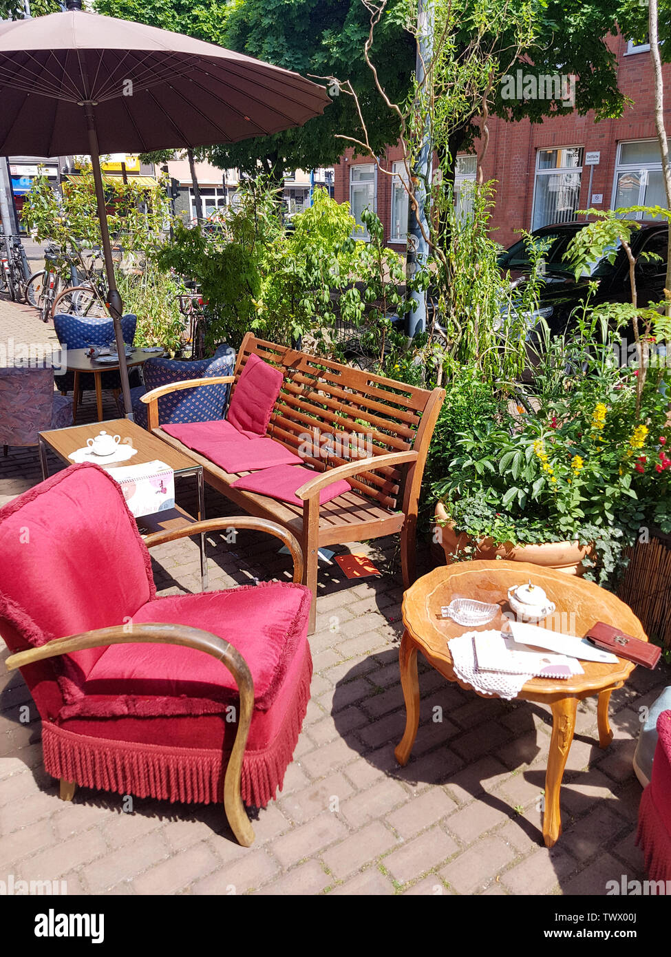 Red restaurant parasol hi-res stock photography and images - Alamy