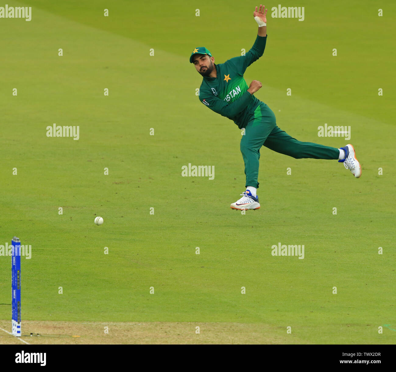 Throw ball stumps hi-res stock photography and images - Alamy