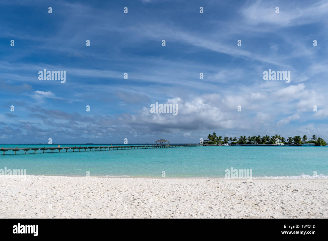 Bridge between the islands in the Maldives Stock Photo - Alamy